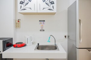 Quarto | Cozinha privada | Um frigorífico, uma placa de cozinha, utensílios de cozinha