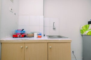 Quarto | Kitchenette privada | Um frigorífico, uma placa de cozinha, utensílios de cozinha 