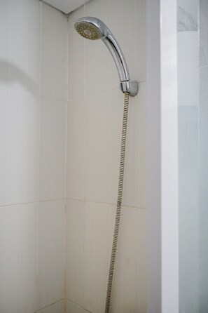 Quarto | Casa de banho | Um polibã, toalhas fornecidas 