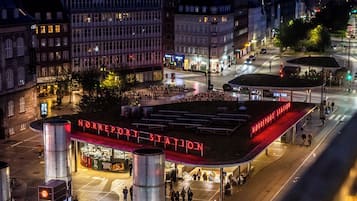 Um cruzamento urbano com um edifício destacado identificado como 'Nørreport Station' e um ponto de tram.