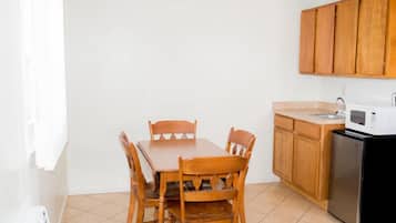 Quarto Standard, não fumadores, frigorífico (Efficiency) | Kitchenette privada | Uma cafeteira/bule