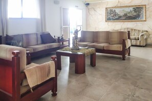 Área de estar no saguão