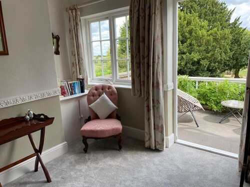 Listed Self Contained Cottage A Quiet Elevated Position With Magnificent Views - Southwell