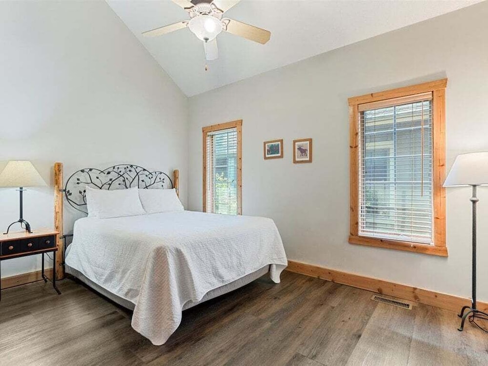 Popular Interlachen Condo With Relaxing Creek Views & Steps Away From Gull Lake - Brainerd, MN