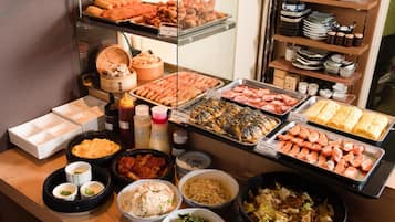 Pequeno-almoço tipo buffet diário (2000 JPY por pessoa)