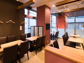 Pequeno-almoço tipo buffet diário (1700 JPY por pessoa) 