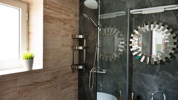 Apartamento Exclusivo | Casa de banho | Um polibã, um chuveiro fixo, artigos de higiene pessoal grátis