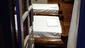 Quarto Twin Deluxe | Roupa de alta qualidade, cofre no quarto, secretária 