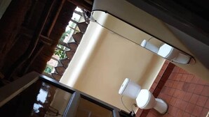 Quarto Duplo Deluxe | Casa de banho | Um polibã, roupões, chinelos, toalhas fornecidas 