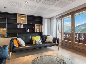 Renovated 3-bedroom apartment, Courchevel 1850, with balcony and ...