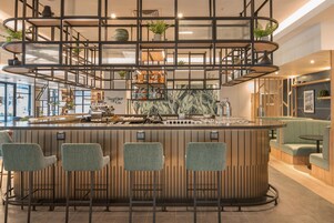 Este bar no lobby do hotel 