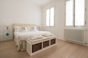 Apartamento conforto | Roupas de cama premium, edredons de pluma, ferros/tábuas de passar roupa