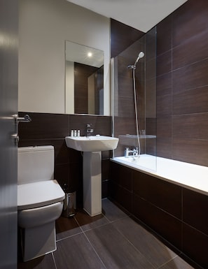 Apartamento, 2 quartos | Casa de banho | Artigos de higiene ecológicos, um secador de cabelo, toalhas fornecidas