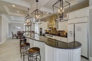 Um micro-ondas, um forno, uma placa de cozinha