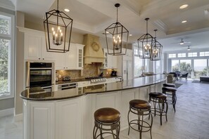 Um micro-ondas, um forno, uma placa de cozinha