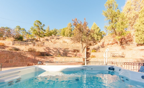 Onaledge Historic Lodge-- Retreat In Manitou Springs - Colorado Springs, CO