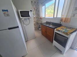 Apartamento júnior, 1 quarto, cozinha, vista para a montanha | Cozinha privada | Micro-ondas, fogão, cooktop, liquidificador