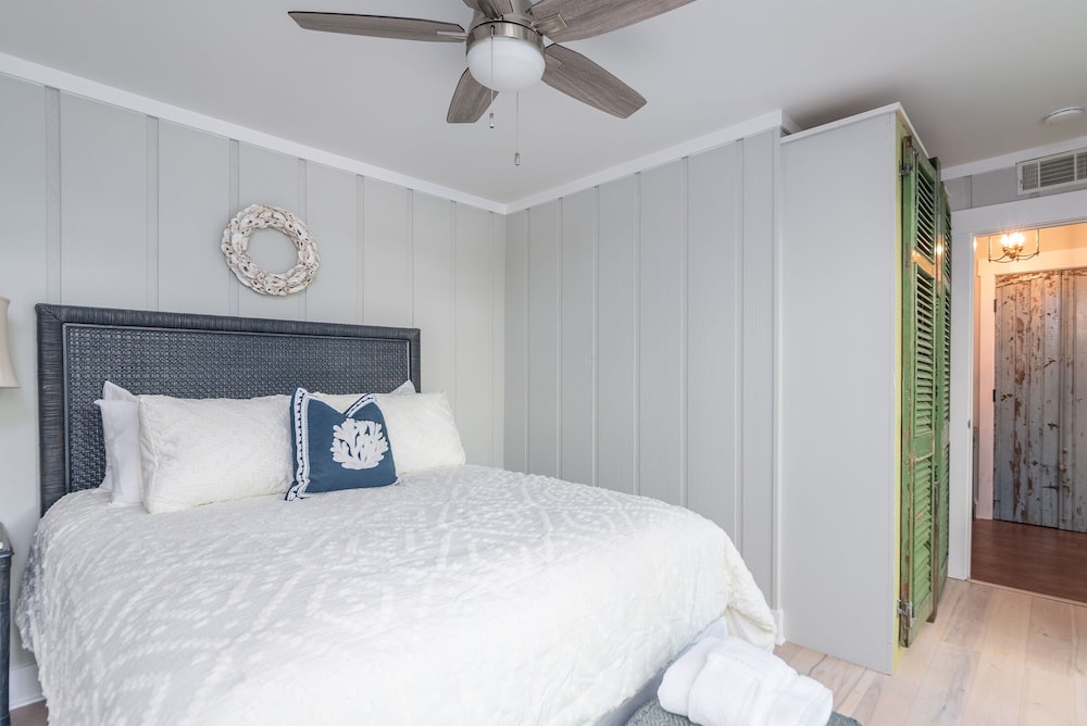 Old Town Bluffton Cottage + Free Golf Cart - Fenced Yard - Downtown - Sleeps 8 - Bluffton, SC
