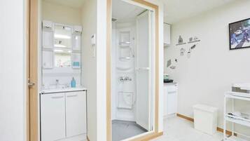 Apartamento | Banheiro | Chuveiro, produtos de toalete grátis, secador de cabelo, chinelos