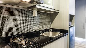 Quarto | Kitchenette privada | Um frigorífico, uma placa de cozinha, uma chaleira elétrica