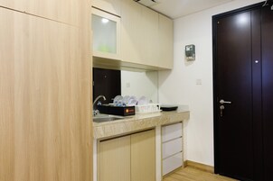 Quarto | Kitchenette privada | Um frigorífico, uma placa de cozinha, utensílios de cozinha