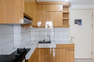 Quarto | Cozinha privada | Um frigorífico, uma placa de cozinha, uma chaleira elétrica 