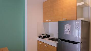 Quarto | Kitchenette privada | Um frigorífico, uma placa de cozinha, utensílios de cozinha