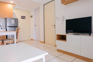 Quarto | Cozinha privada | Um frigorífico, uma placa de cozinha, utensílios de cozinha 