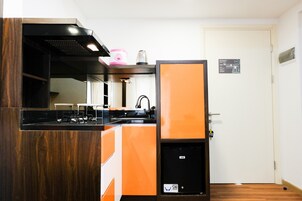 Quarto | Kitchenette privada | Um frigorífico, uma placa de cozinha, uma chaleira elétrica 