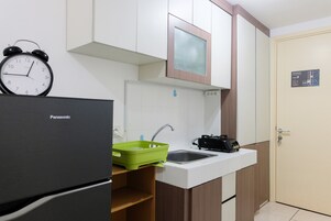 Quarto | Cozinha privada | Um frigorífico, uma placa de cozinha, uma chaleira elétrica 