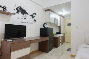 Quarto | Cozinha privada | Um frigorífico, uma placa de cozinha, uma chaleira elétrica