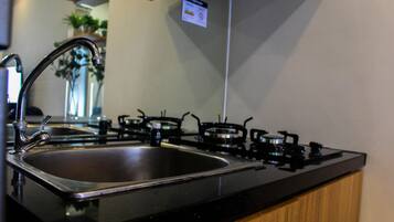 Quarto | Cozinha privada | Um frigorífico, uma placa de cozinha, uma máquina de lavar louça