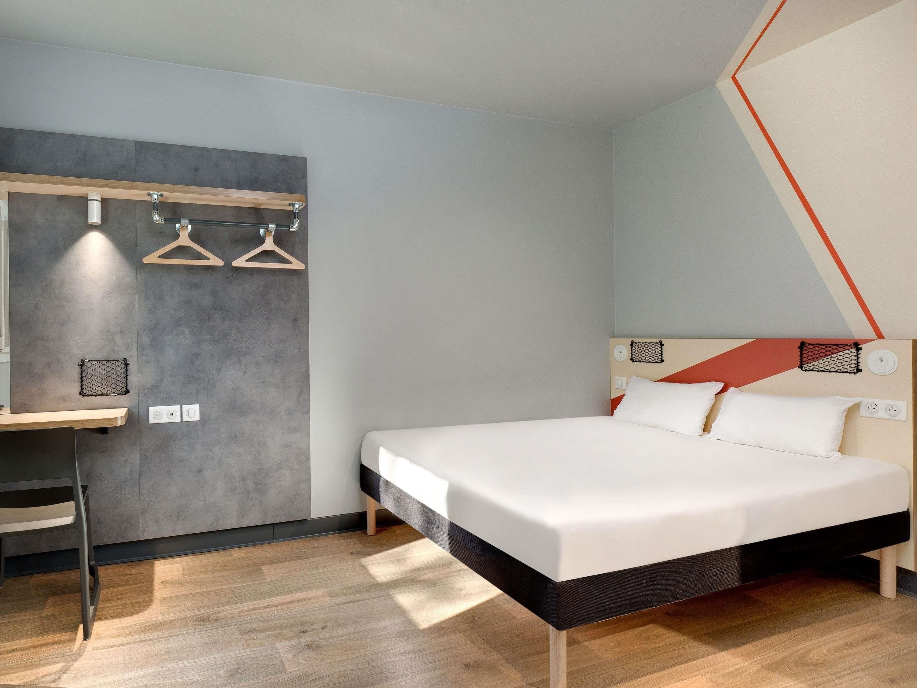 Quarto Standard, 1 cama de casal, acessível | Secretária, cortinas/cortinados opacos, ferro/tábua de engomar 