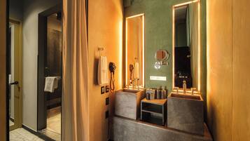 Quarto Standard | Casa de banho | Um polibã, um chuveiro fixo, artigos de higiene pessoal grátis