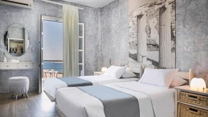 Quarto de hotel moderno com duas camas, uma janela ampla com vista, uma parede de pedra com escultura clássica e uma pequena varanda.