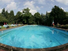 Piscina interior, piscina exterior 