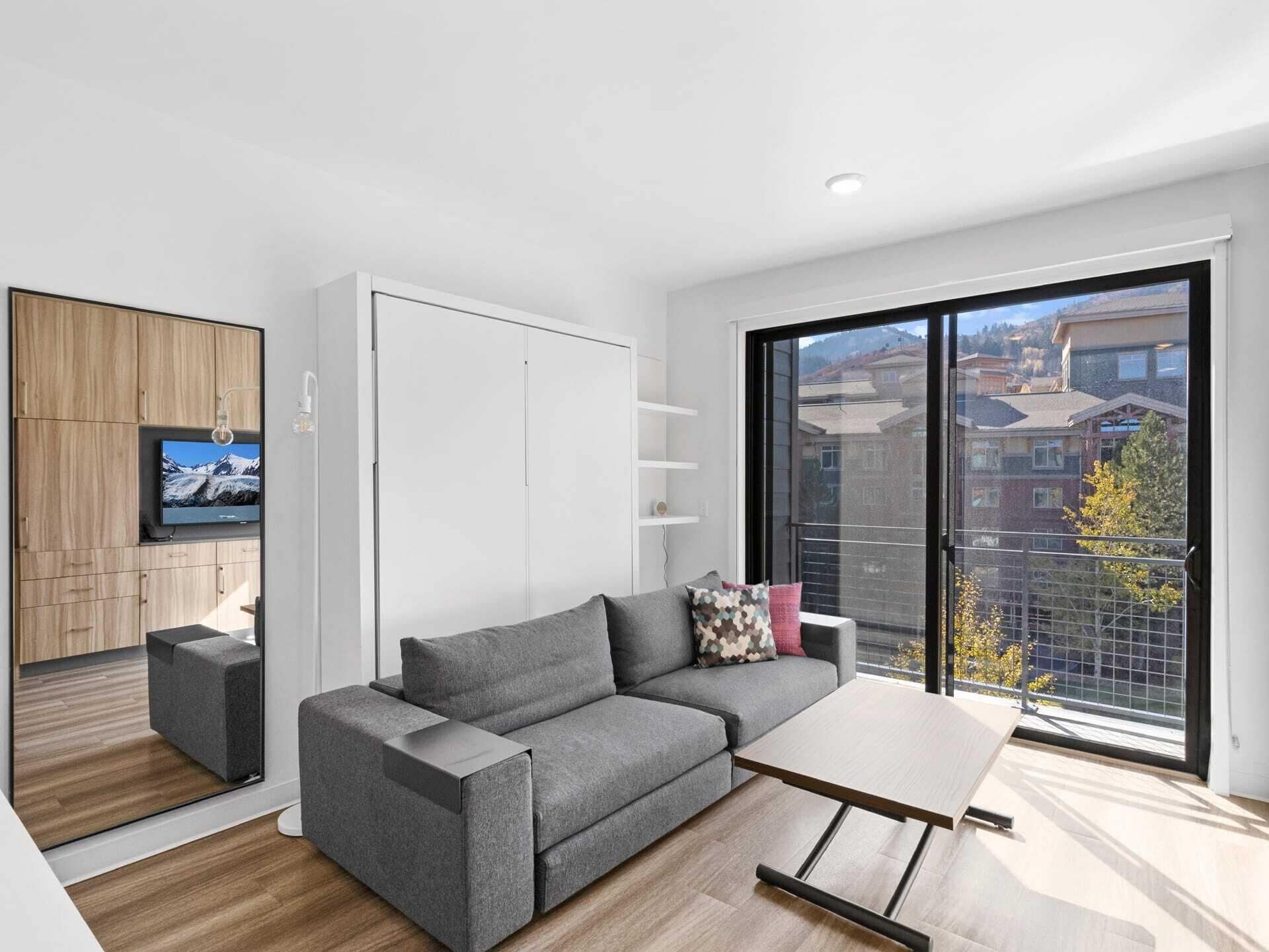 Estúdio Standard | Sala de estar | Smart TV de 55 de polegadas com canais por cabo, televisor, Netflix 