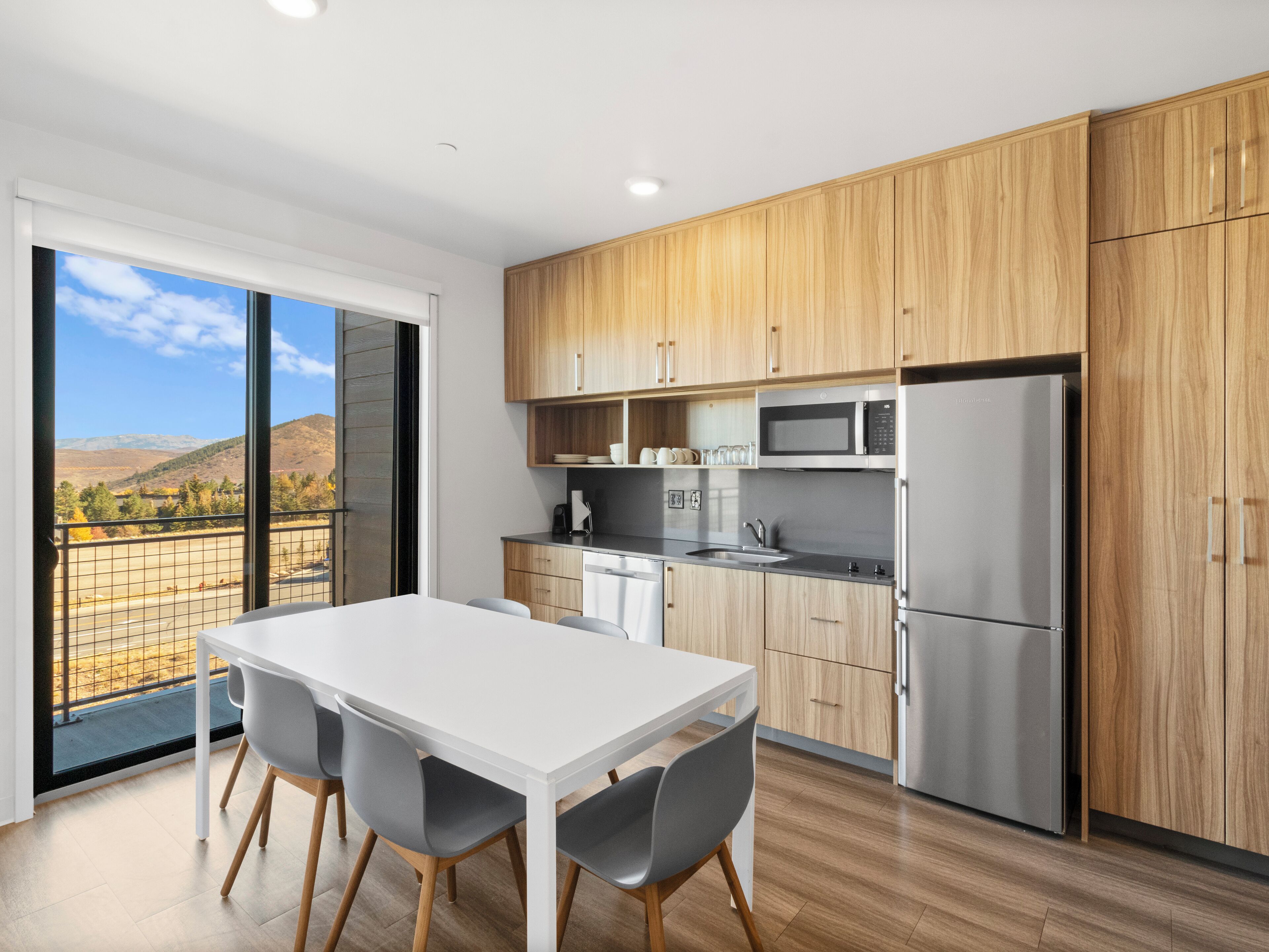 1 Bedroom Family Premium | Cozinha privada | Um frigorífico/congelador grande, um micro-ondas, uma placa de cozinha 