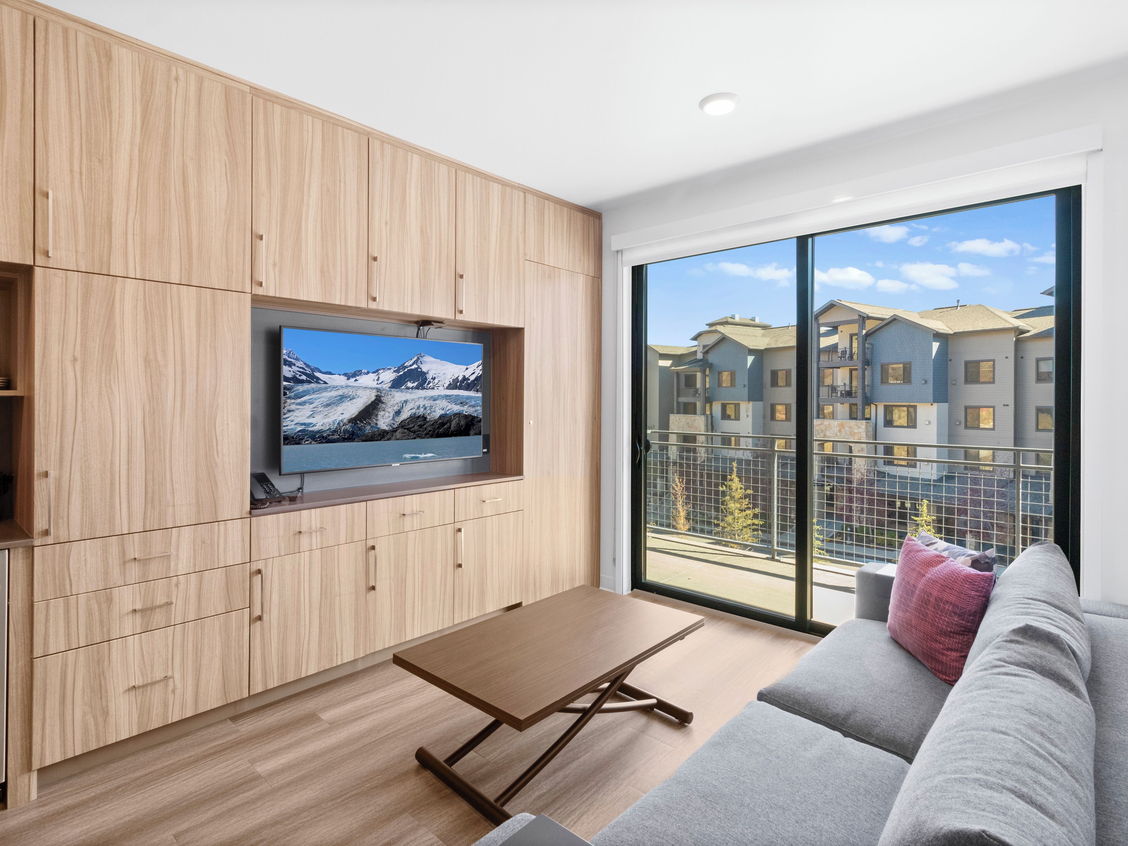 Studio Balcony | Sala de estar | Smart TV de 55 de polegadas com canais por cabo, televisor, Netflix 