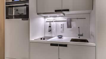 Uma cozinha moderna com eletrodomésticos integrados, forno embutido e máquina de lavar louça.
