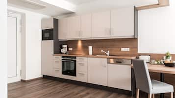 Estúdio Superior, 1 quarto, não fumadores, cozinha | Cozinha privada | Uma cadeira de bebé