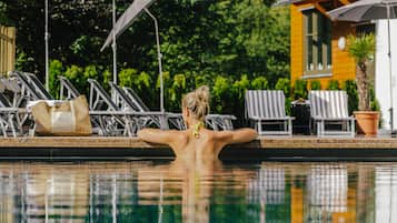 Piscina interna, 2 piscinas externas, espreguiçadeiras
