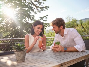 Terraço com espreguiçadeiras