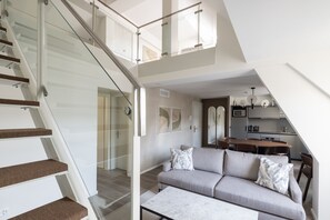 Dúplex Superior, 2 quartos, não fumadores, 2 casas de banho | Sala de estar | Televisor LED de 43 polegadas com canais por cabo, televisor 