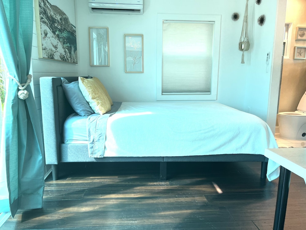 Modern Tropical Bungalow - Gulfport, FL