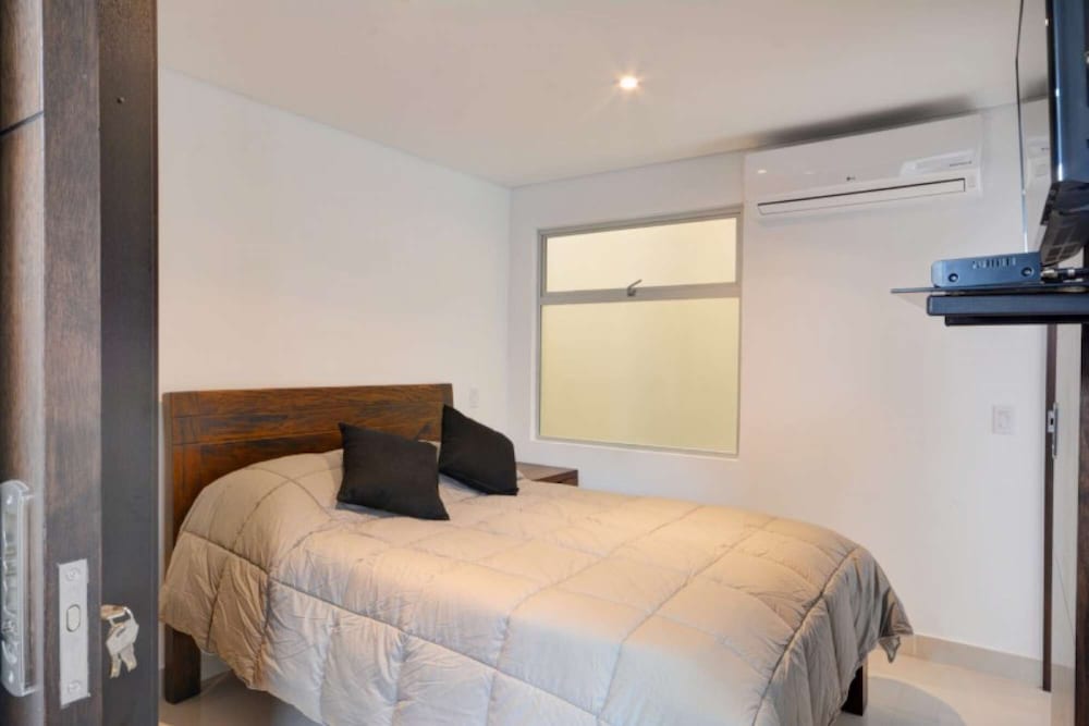 5 Bedroom Combo Ph 3 Bedroom Roof Top Hot Tub Lleras And A 2 Bedroom 2 Floors Below. - Bello