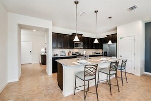 5 quartos, ferros/tábuas de passar roupa, berços (sobretaxa)