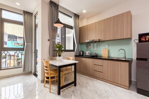 Um frigorífico/congelador grande, um micro-ondas, uma placa de cozinha