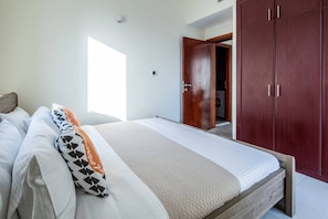 1 quarto, secretária adequada para computadores portáteis