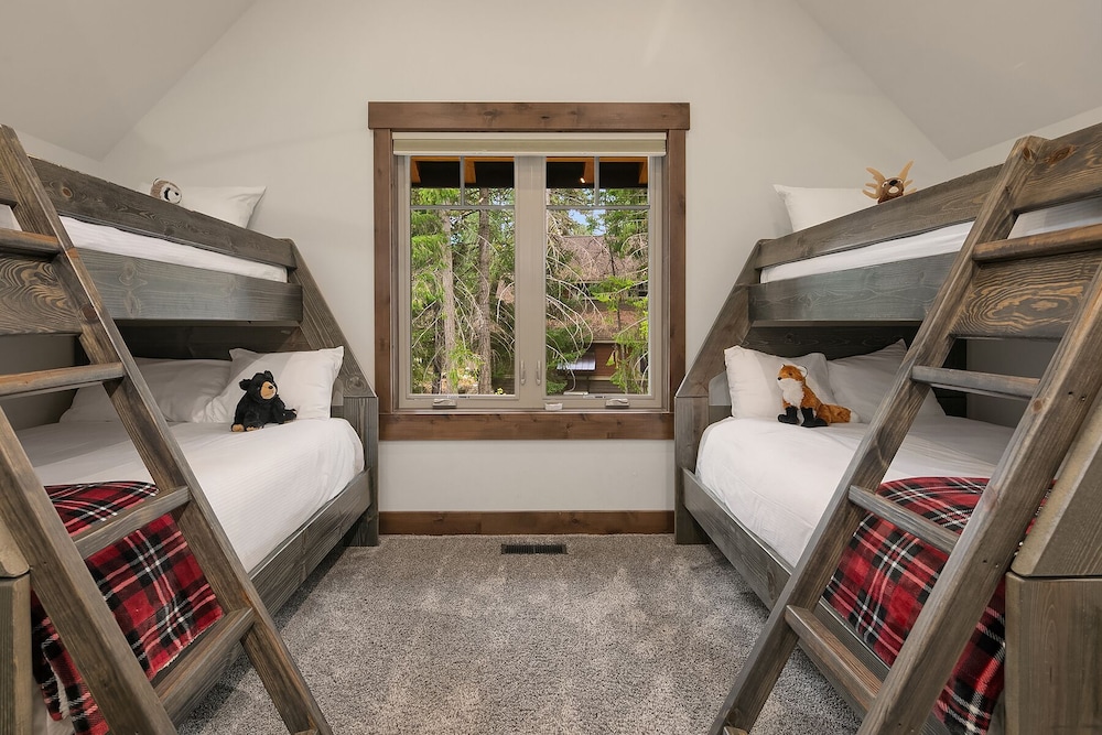 Perfect Retreat For Multiple Families! On The Golf Course | Hot Tub And More! - Cle Elum, WA